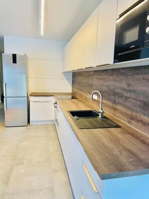 Geladeira grande, micro-ondas, fogão, cooktop