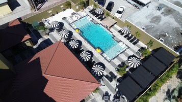 Piscina externa, funciona das 8h às 21h, barracas, guarda-sóis