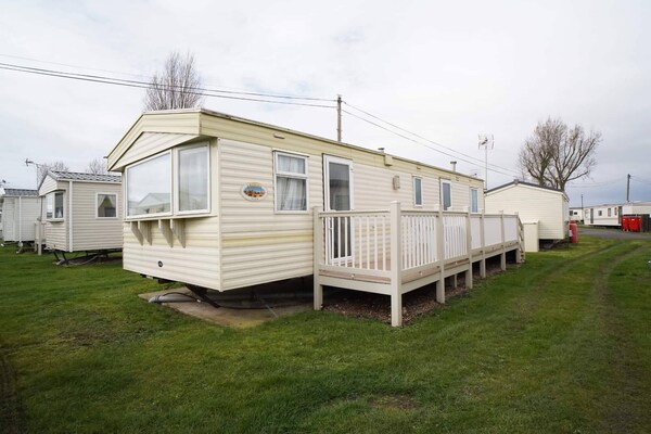 Pets Go Free Family 3 Bed Caravan With Decking - Heacham