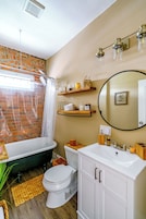 Casa design | Banheiro | Chuveiro com efeito de chuva, produtos de toalete biodegradáveis