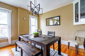 Casa Design | Cozinha privada | Um frigorífico/congelador grande, um micro-ondas, um forno 