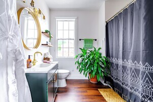 Casa Familiar | Casa de banho | Um chuveiro fixo, produtos de higiene exclusivos, um secador de cabelo