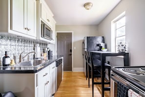 Casa luxo, 1 cama Queen, para não fumantes, vista para o parque | Cozinha privada | Geladeira grande, micro-ondas, fogão, cooktop
