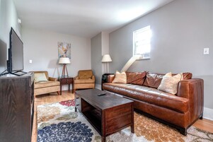 Casa Deluxe | Sala de estar | Smart TV de 55 de polegadas com canais digitais, Netflix, Hulu 
