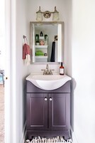 Apartamento Deluxe | Casa de banho | Um chuveiro fixo, produtos de higiene exclusivos, um secador de cabelo 