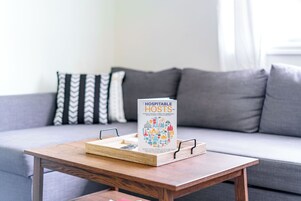 Casa Deluxe | Sala de estar | Smart TV de 55 de polegadas com canais digitais, Netflix, Hulu