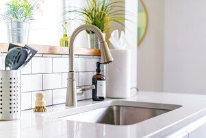 Casa Deluxe | Casa de banho | Um chuveiro fixo, produtos de higiene exclusivos, um secador de cabelo 