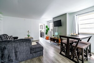 Apartamento Deluxe | Sala de estar | Smart TV de 55 de polegadas com canais digitais, Netflix, Hulu 