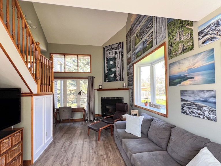 Blue Mountain Gallery Getaway - Collingwood