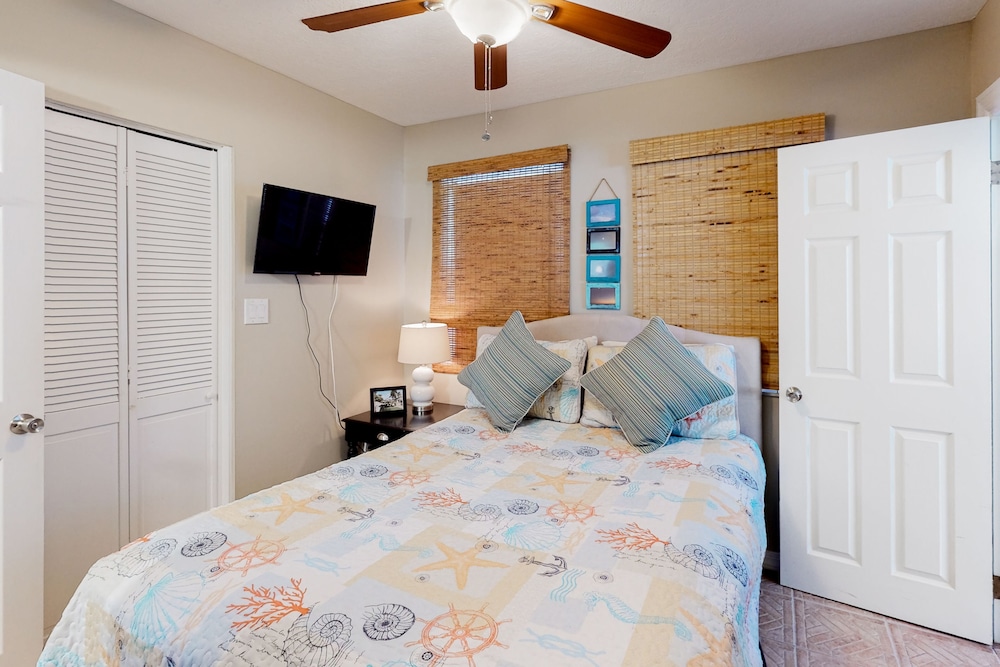 Charming, Single-level Cottage With A Kitchen, Enclosed Yard, & Fast Wifi - Treasure Island, FL