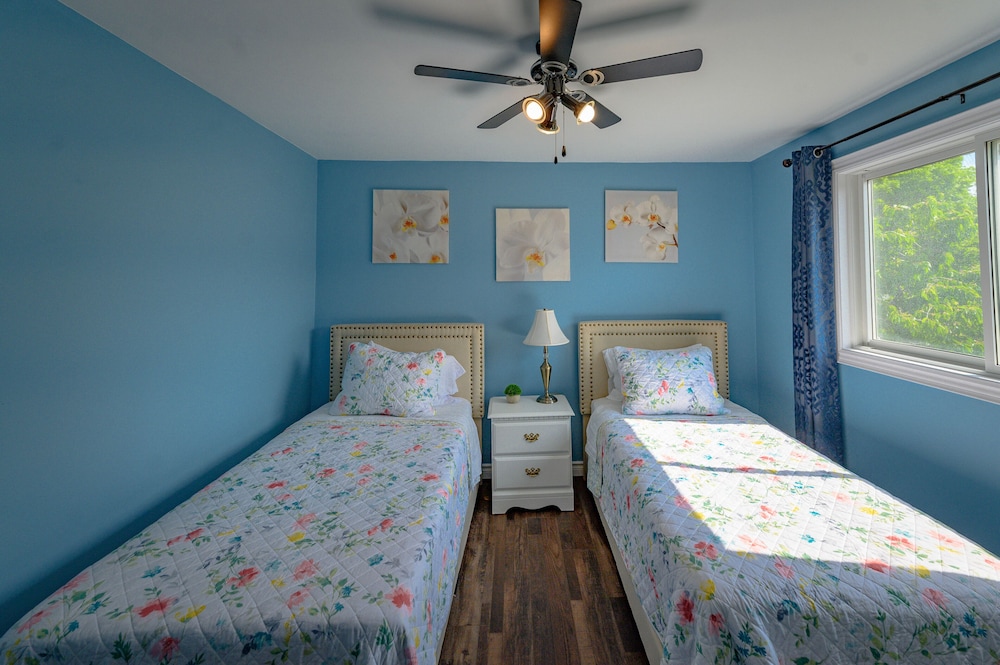 Entire House with pool in Niagara-on-the-lake close to Niagara Falls ...