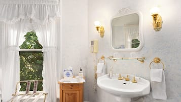 Quarto Individual Superior, 1 cama queen-size, vista para o jardim | Lençóis de algodão egípcio, roupa de alta qualidade, edredões de penas