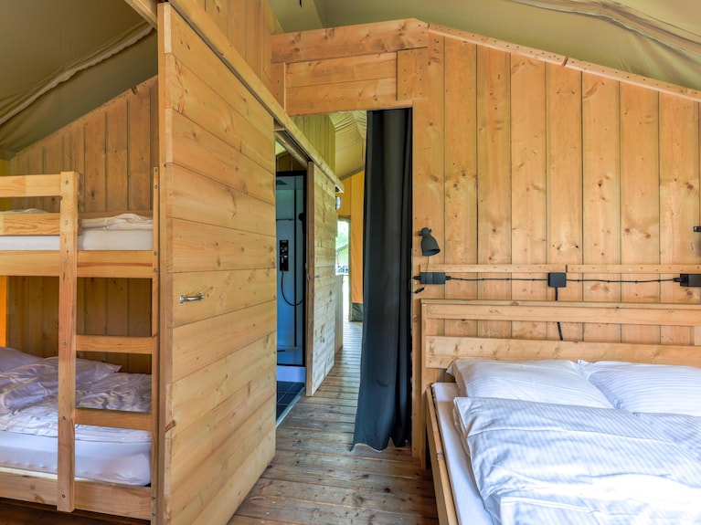 Tente De Camping Sur Un Camping Avec Piscine - Oirschot