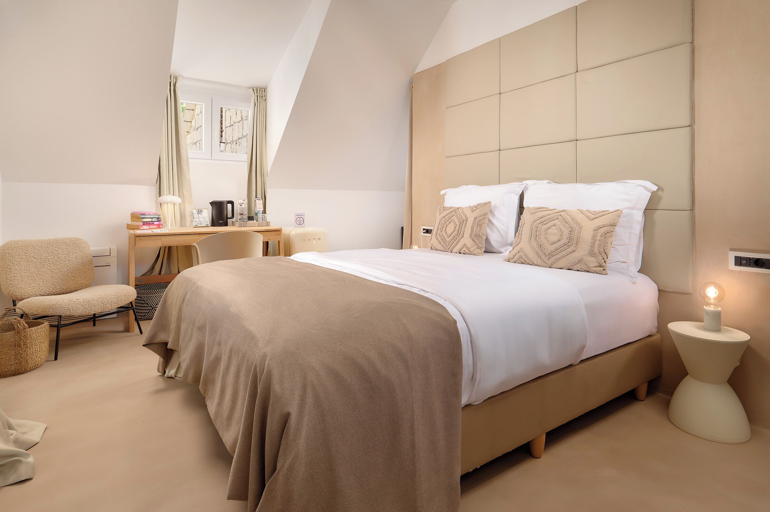 Quarto casal luxo | Banheiro | Chuveiro, toalhas de banho, sabonete, shampoo