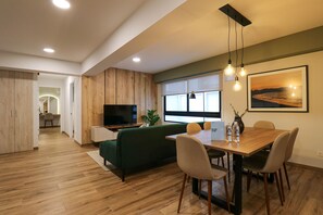 Apartamento, 2 quartos (308) | Área de estar | TV