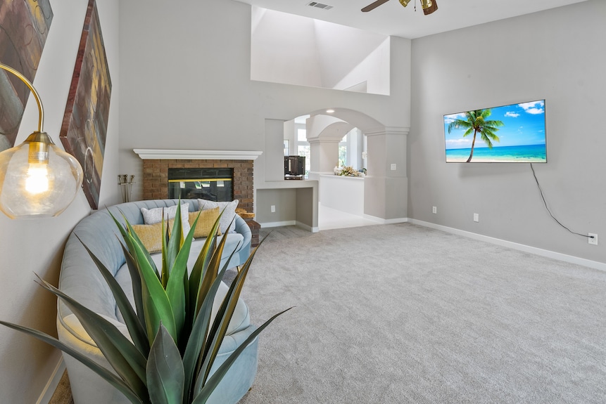 Stylish & Bright ~ Huge Backyard ~ King Beds ~ Pkg - ランカスター, CA