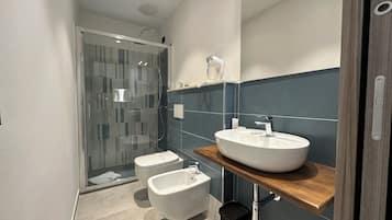 Quarto Standard, 1 cama queen-size | Casa de banho | Um polibã, um chuveiro fixo, um secador de cabelo, um bidé