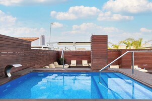Piscina exterior sazonal, guarda-sóis, espreguiçadeiras 