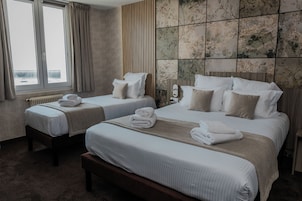 la chambre triple vue sur mer | Secretária, quartos insonorizados, Wi-fi grátis