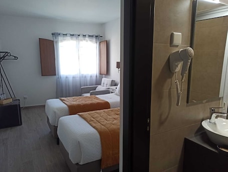 Quarto Twin Deluxe | Quartos insonorizados, Wi-fi grátis, roupa de cama fornecida . Porto d'Abrigo - Alojamento Local