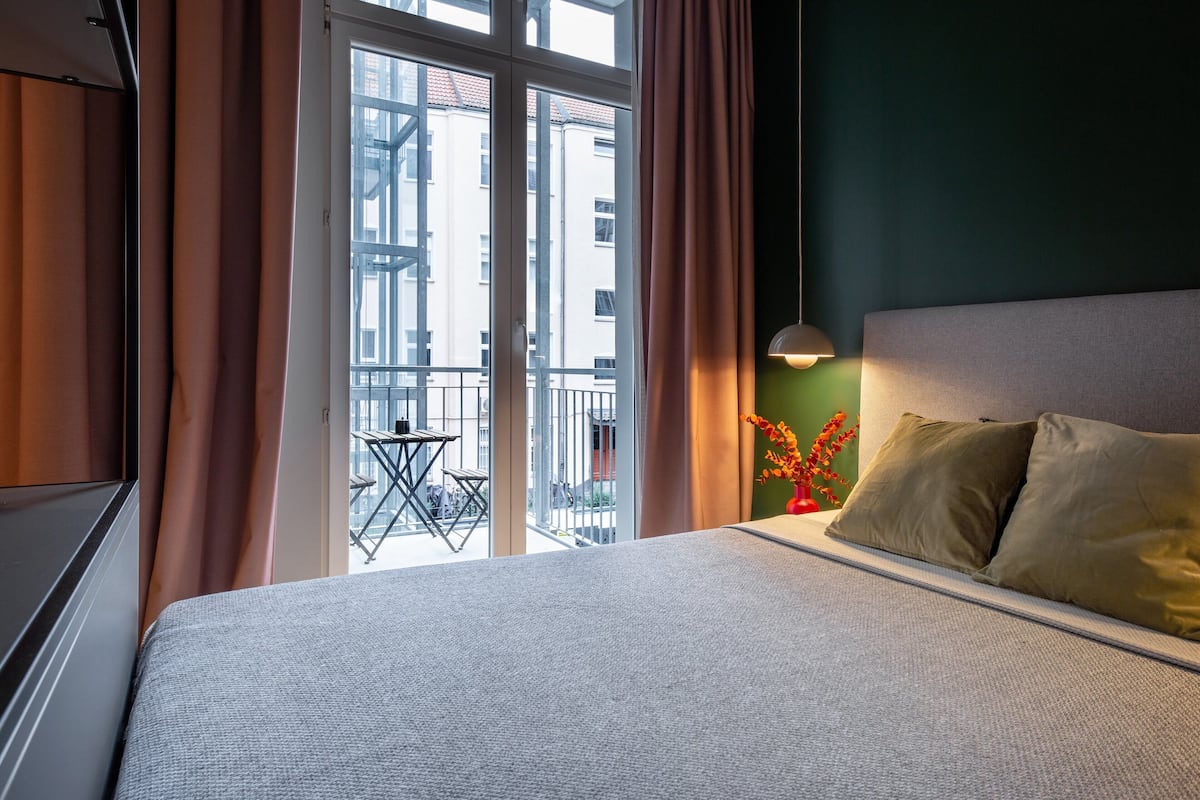Studio with Balcony | Cofres nos quartos, cortinas blackout, quartos à prova de som