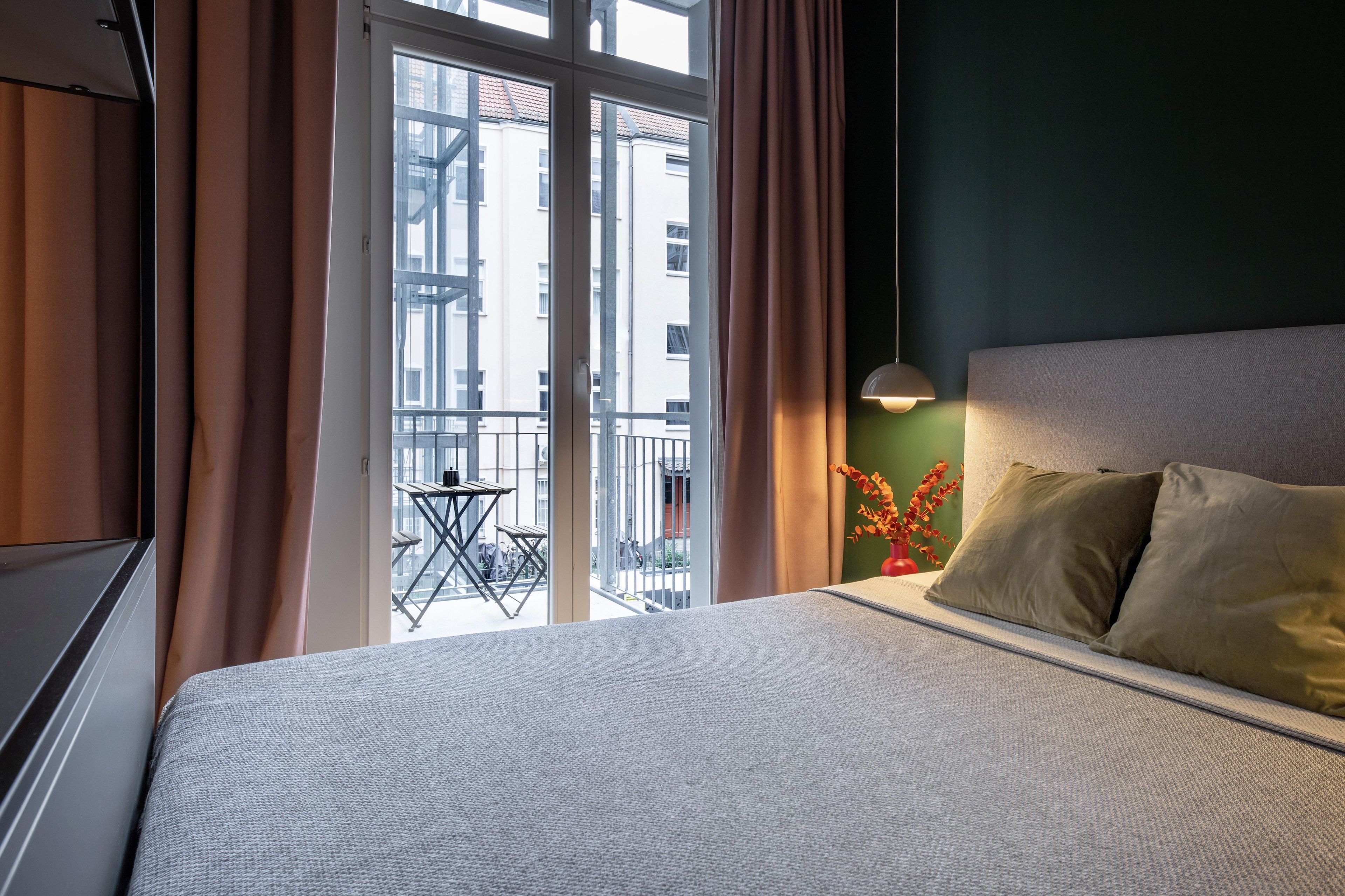 Apartamento Standard, 1 cama queen-size, varanda (Full Kitchen) | Cofre no quarto, cortinas/cortinados opacos, quartos insonorizados 
