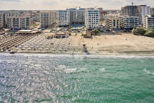 Na praia, praia de areia branca, 10 bares na praia 
