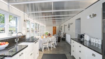 Um frigorífico, uma máquina de lavar louça, uma chaleira elétrica