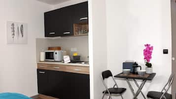Minifrigorífico, um micro-ondas, uma placa de cozinha