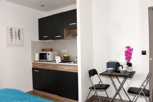 Frigobar, micro-ondas, cooktop, chaleira elétrica
