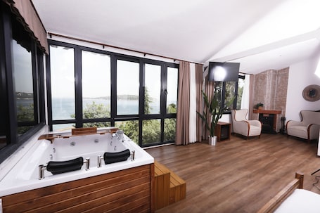 Quarto Executivo, 1 cama de casal, vista para o mar | Roupa de alta qualidade, edredƵes de penas, minibar