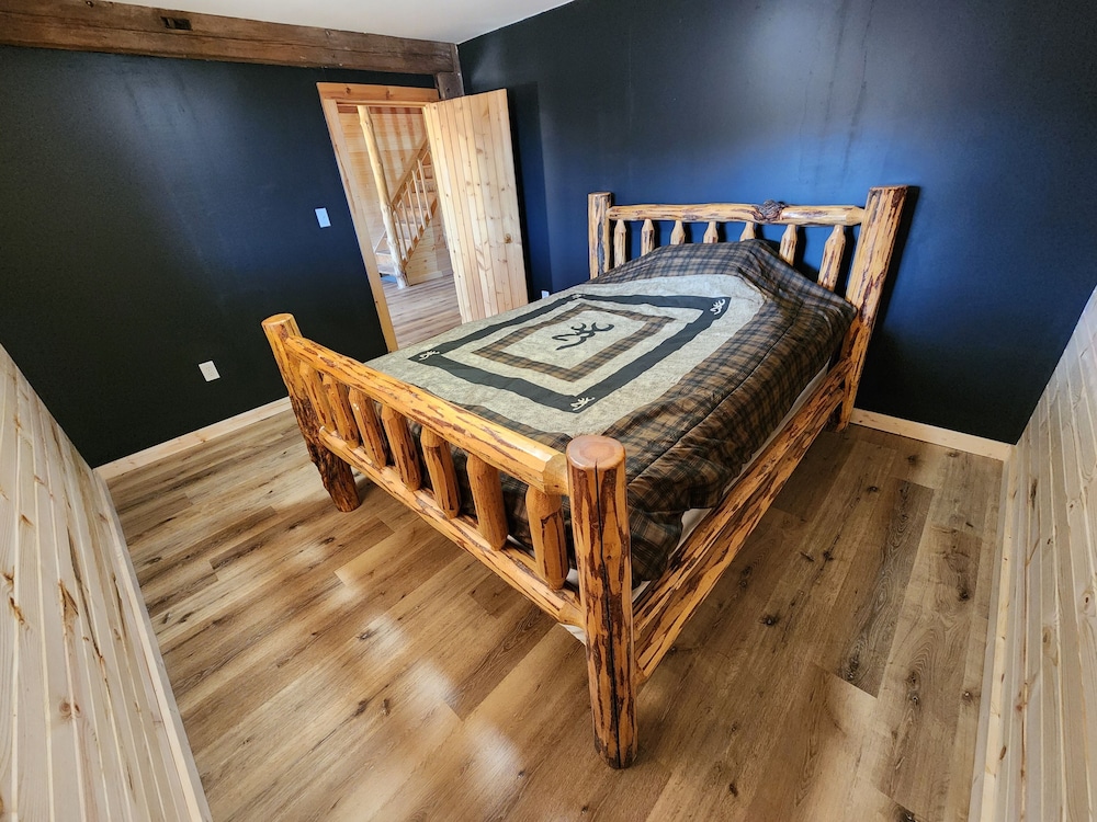 Larsen Rustic Secluded Log Cabin W/Outdoor Hot Tub - Crawford County | Vrbo