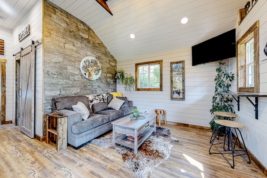 Rustic Getaway With Fireplace, Patio Area, Board Games, Full Kitchen, & Tv - 卡利斯佩爾