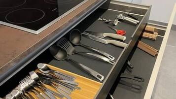 Geladeira grande, micro-ondas, fogão, cooktop