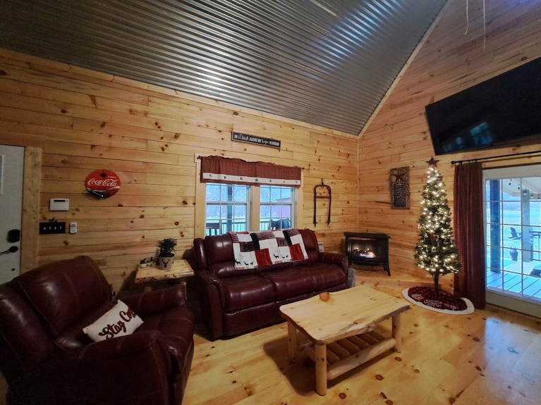 Private Pond, Fishing, On-site Hiking, Hot Tub And Only 15 Minutes To Ash Cave! - Hocking Hills State Park, OH