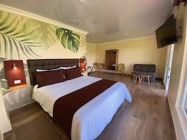 Quarto casal sênior | Roupas de cama premium, edredons de pluma, escrivaninha