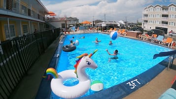 Piscina externa sazonal, espreguiçadeiras