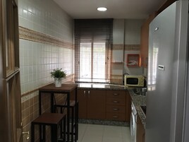 Apartamento empresarial | Cozinha privada | Geladeira grande, micro-ondas, cooktop, torradeira