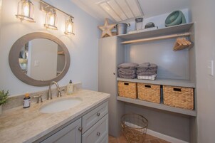 Apartamento, 1 cama queen-size, vista para a praia | Casa de banho | Toalhas fornecidas, papel higiénico