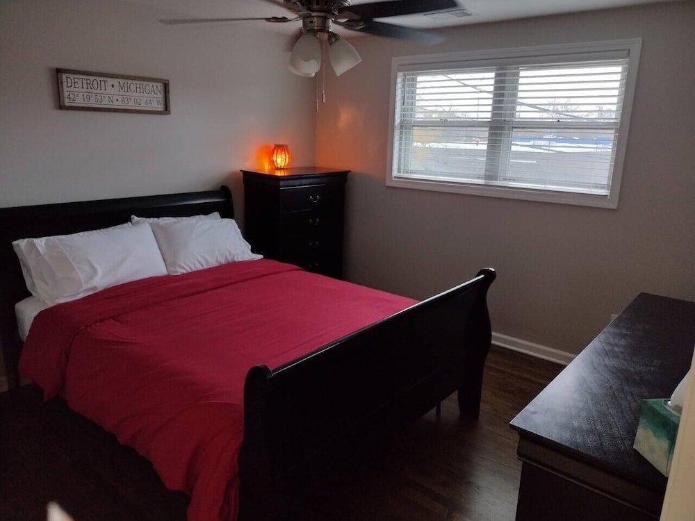 ★★★ 5min To Kellogg Park ★ Plymouth ★ Parking ★W/d - Livonia, MI