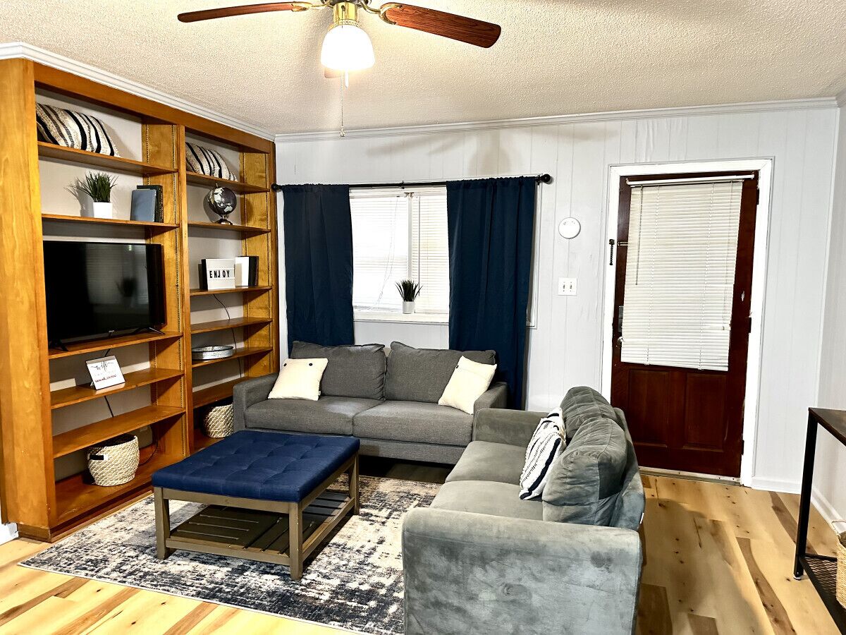 Private 1br Mins To Downtown | Serene Backyard - Lake Wylie, SC