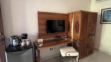 Quarto casal standard | Ferros/tábuas de passar roupa, Wi-Fi de cortesia, roupa de cama