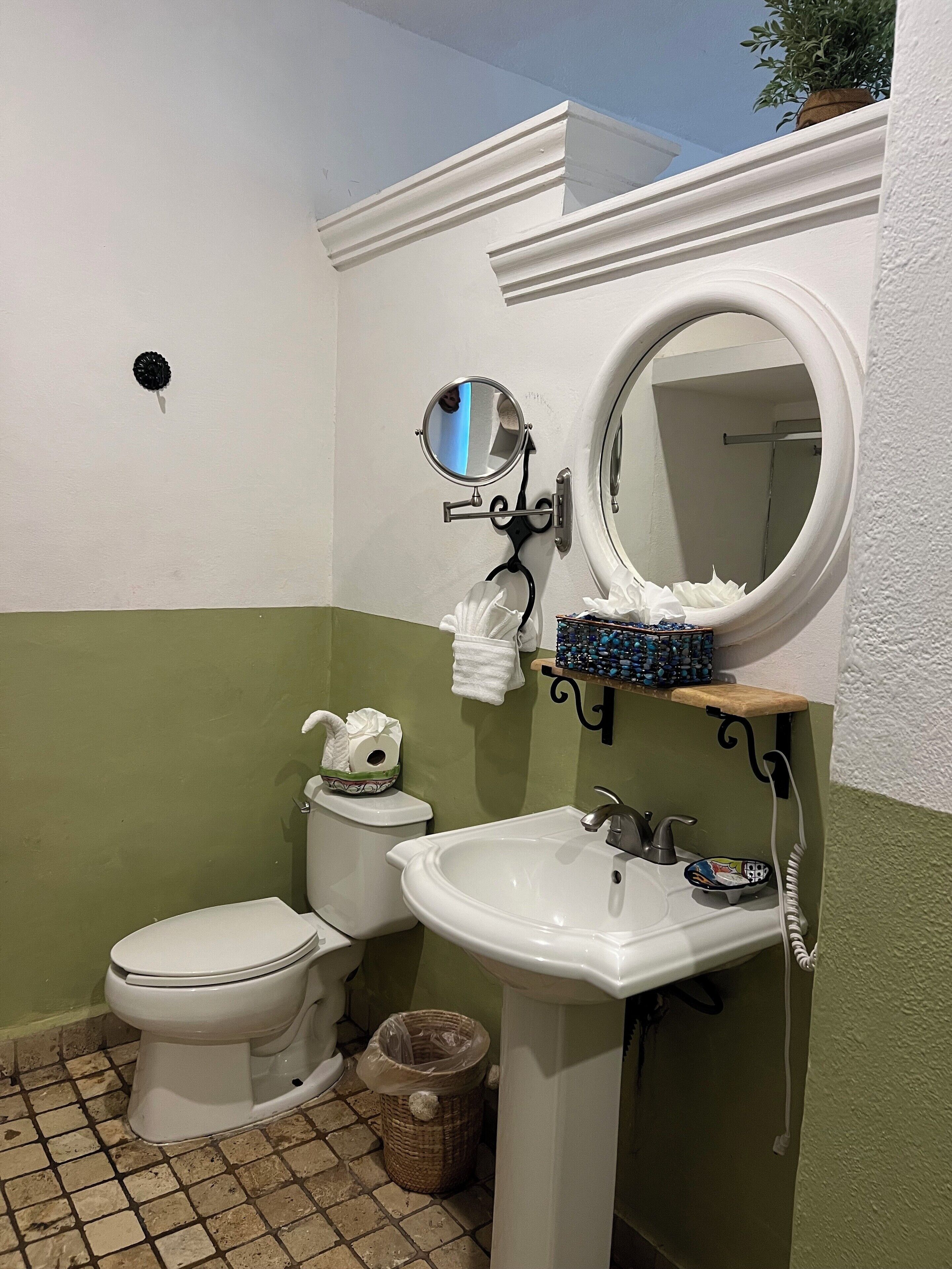 Suite Superior | Casa de banho | Um polibã, artigos de higiene pessoal grátis, um secador de cabelo 