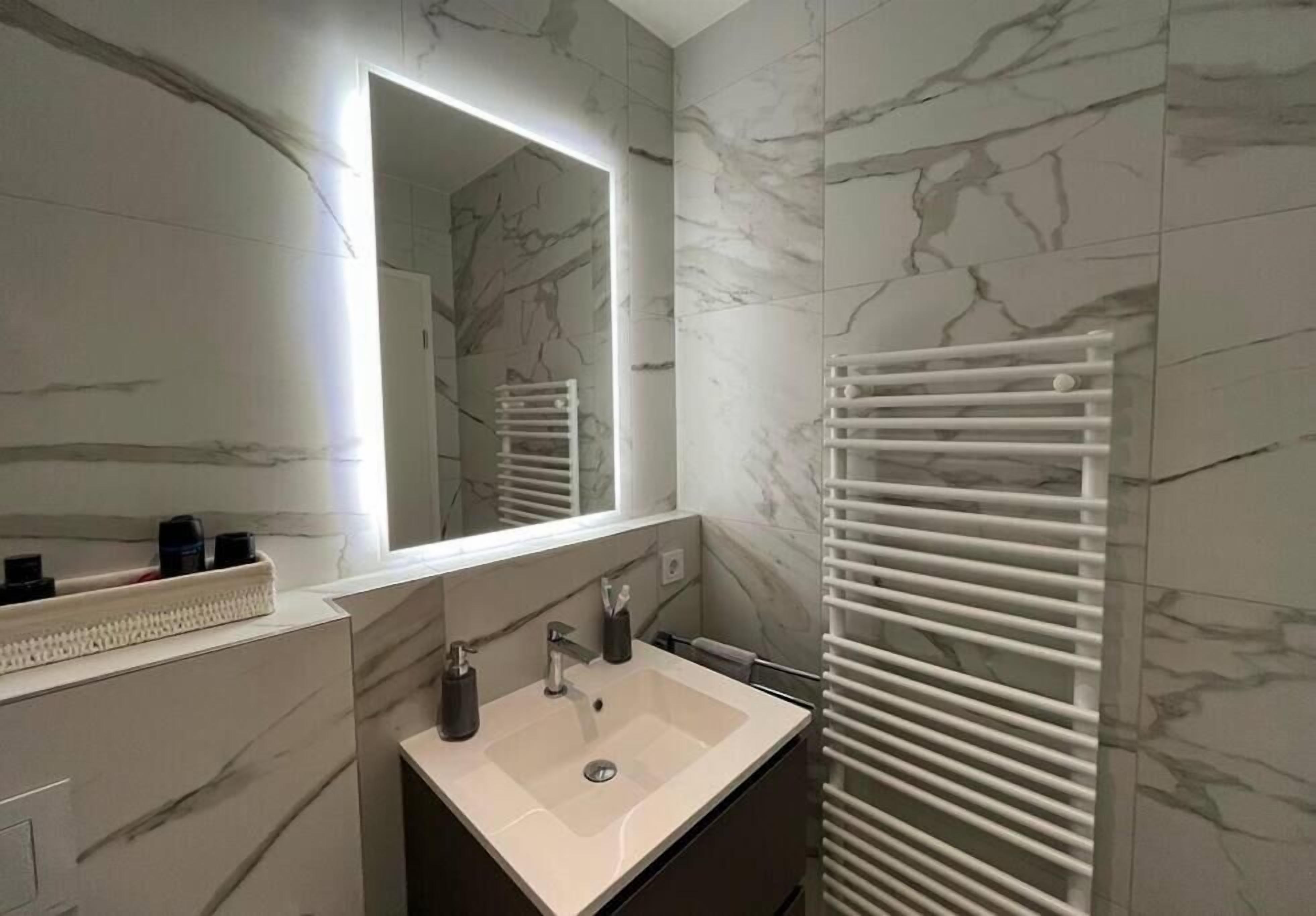 Um secador de cabelo, toalhas fornecidas 