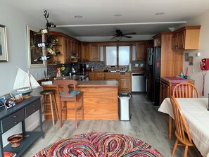 Apartamento Deluxe em Condomínio Fechado, vista para o oceano | Cozinha privada | Um micro-ondas, uma cafeteira/bule 