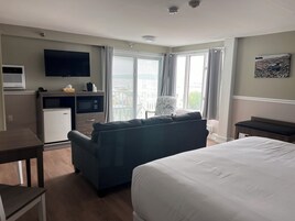 Suíte panorâmica, 1 cama King e sofá-cama, sacada, vista para o porto | Wi-Fi de cortesia, roupa de cama