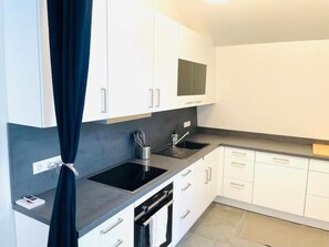 Geladeira grande, micro-ondas, fogão, cooktop