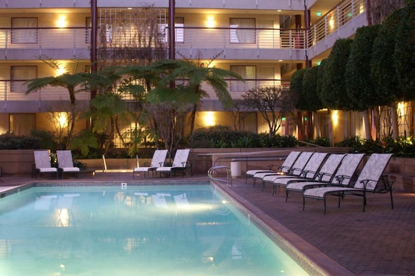 Your Home Away From Home! Free Parking, Pool, Short Walk To Franco Park - Los Gatos, CA