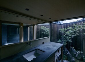 Casa de Férias Tradicional | Casa de banho | Uma combinação polibã/banheira, um secador de cabelo 