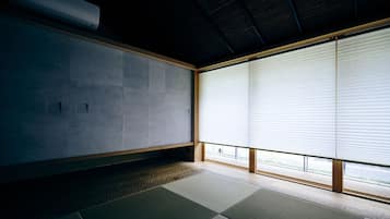 Casa de Férias Tradicional | Sala de estar | Televisor de ecrã plano de 43 polegadas com canais por cabo